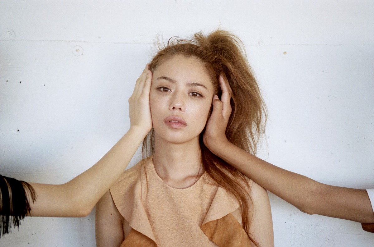 Chara、愛娘SUMIREがMV初出演。11/13にリリースのセルフ・カバー・アルバム『JEWEL』のジャケット写真にも登場。「やさしい気持ち (Special Kiss ver.)」のMVを公開