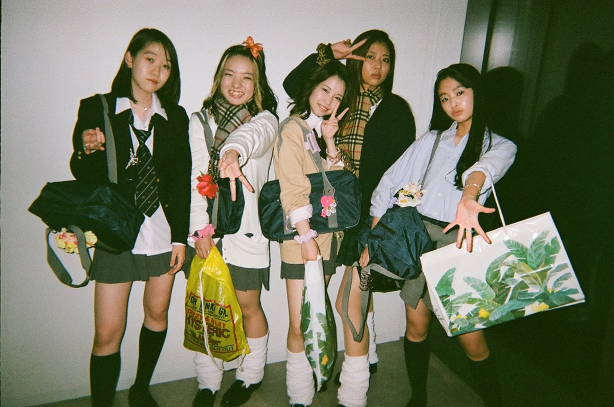 mzsrz、10/31にデジタル・ライヴ配信決定。ドラマ"JKからやり直すシルバープラン"ED主題歌担当記念し"90年代女子高生ギャル"再現した写真も公開