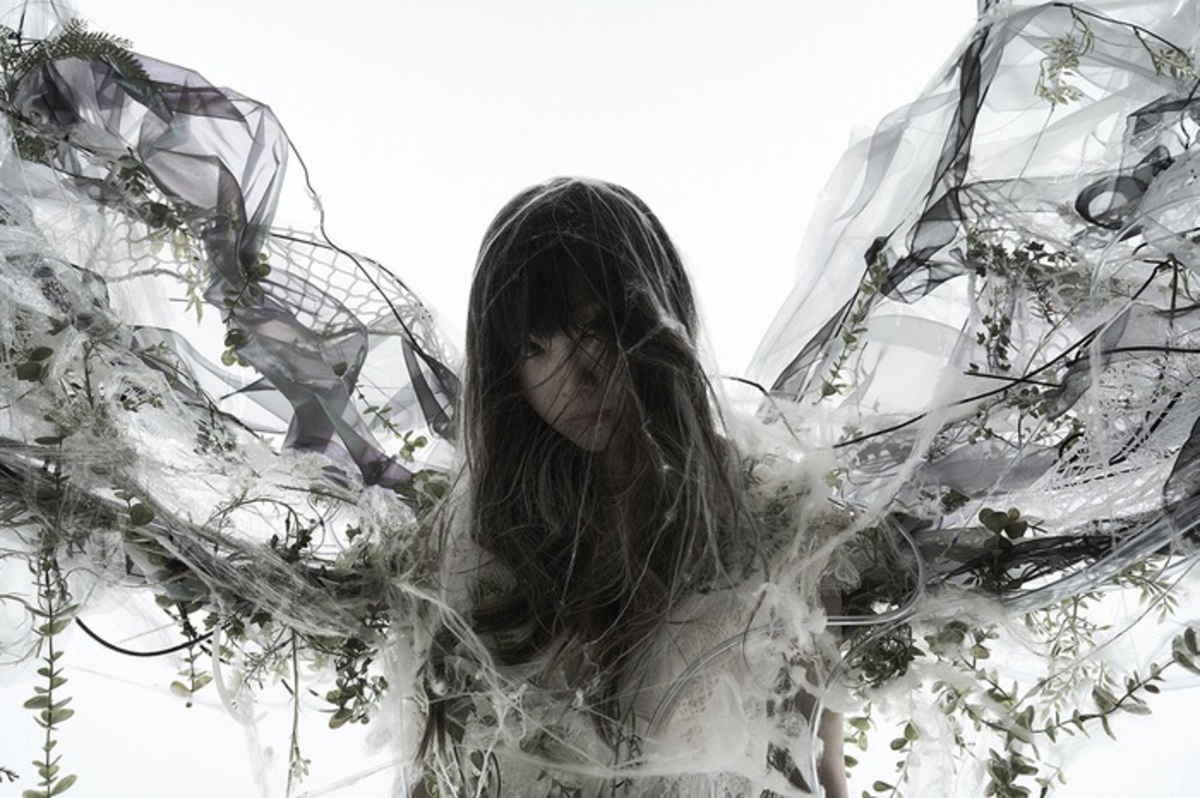 Aimer、新曲「crossovers」がJRAブランドCMソングに決定。TVオンエア&YouTube公開スタート Aimer、新曲「crossovers」がJRAブランドCMソングに決定。TVオンエア&YouTube公開スタート