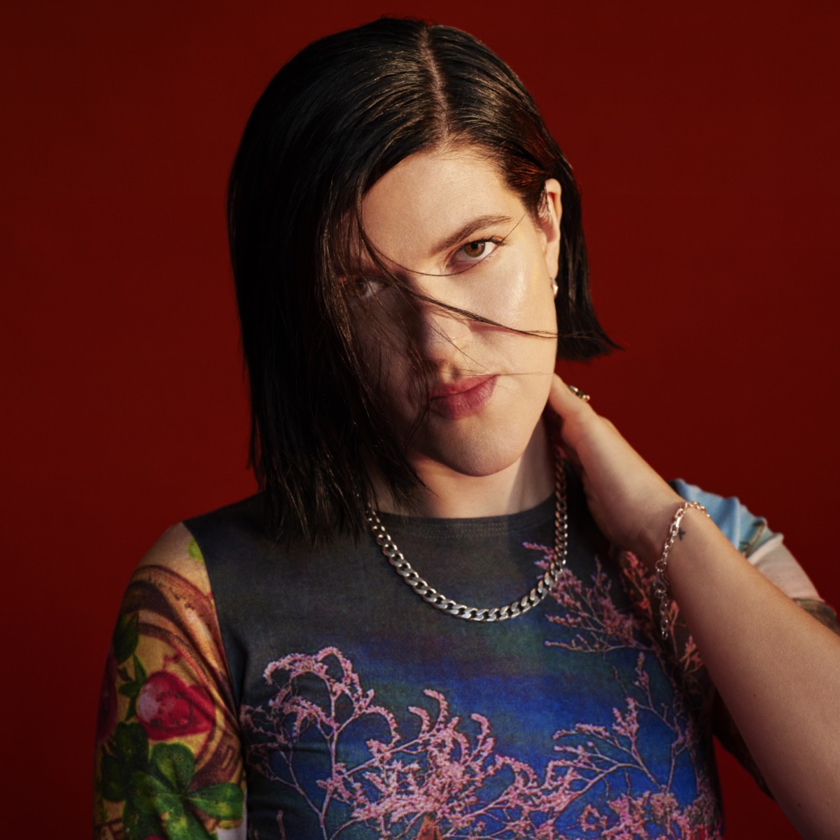 Romy（THE XX）、Maisie Williams主演の「She's On My Mind」MV公開